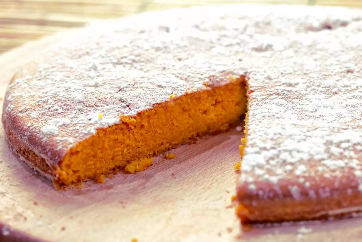 Pastís de pastanaga i avellanes amb preparació de la recepta de ricotta