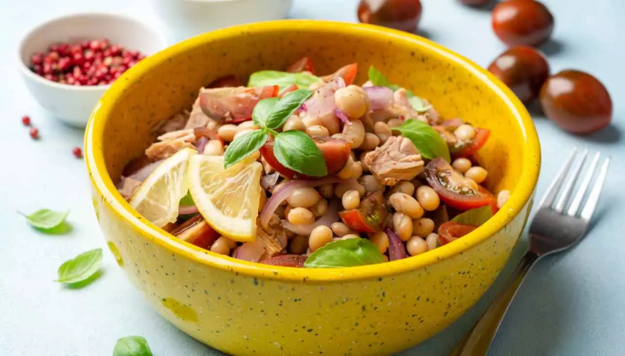 Hegaluze entsalada tomatearekin | Plater bakarra osasuntsua