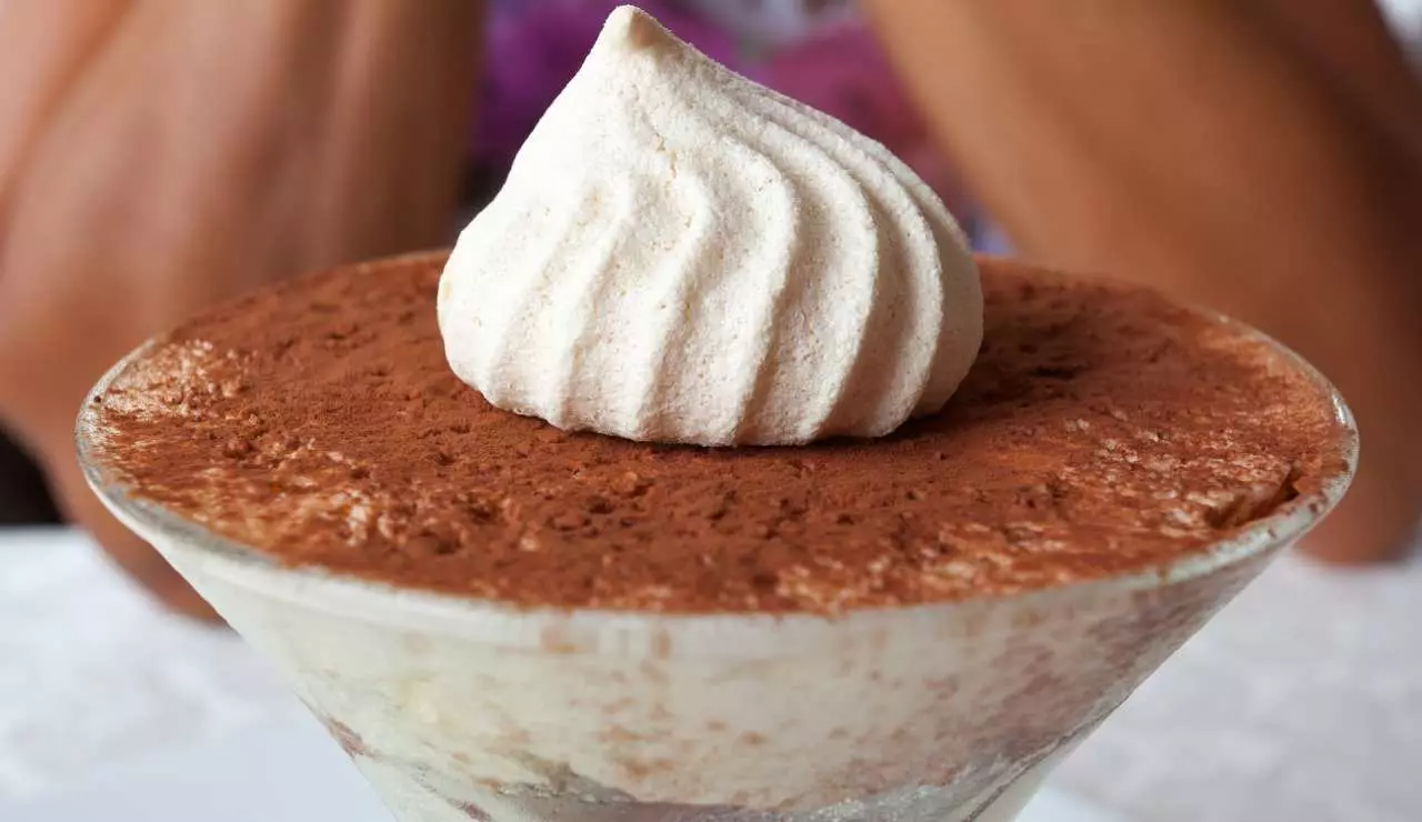 Mabilis na mga tasa na may naka-print na recipe ng mascarpone at chocolate meringues