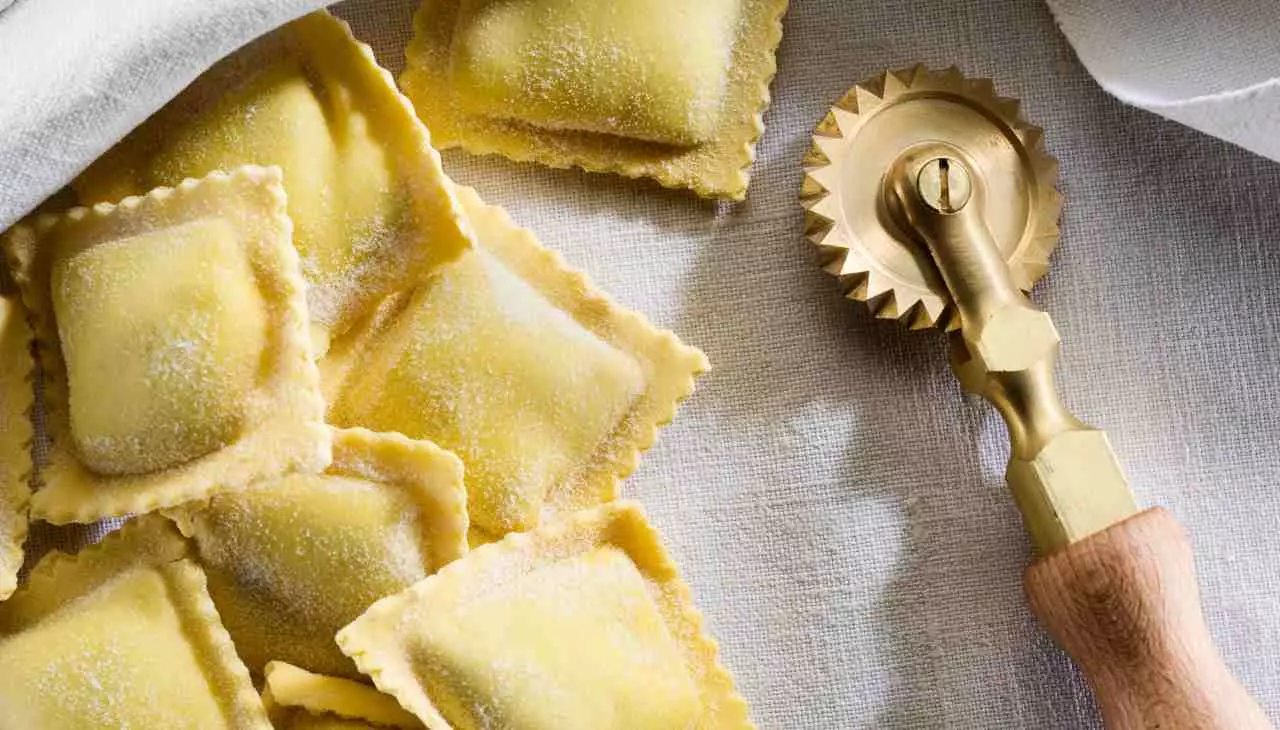 Házi burgonya és scamorza ravioli | Könnyű megcsinálni