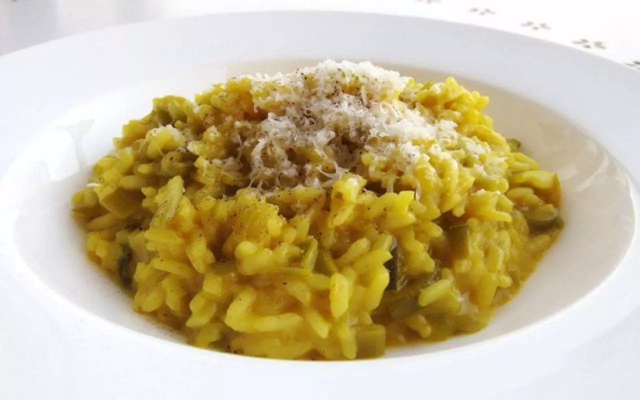 Taleggio risotto, kareem saffron iyo leek | Hal saxan