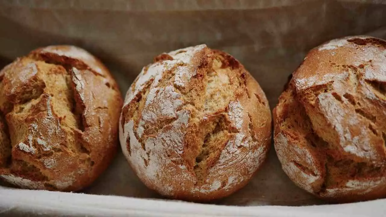 Brechdanau gyda semolina wedi'i ail-feino