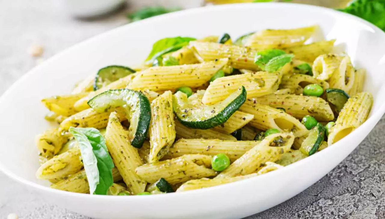 Penne leh zucchini iyo dhir