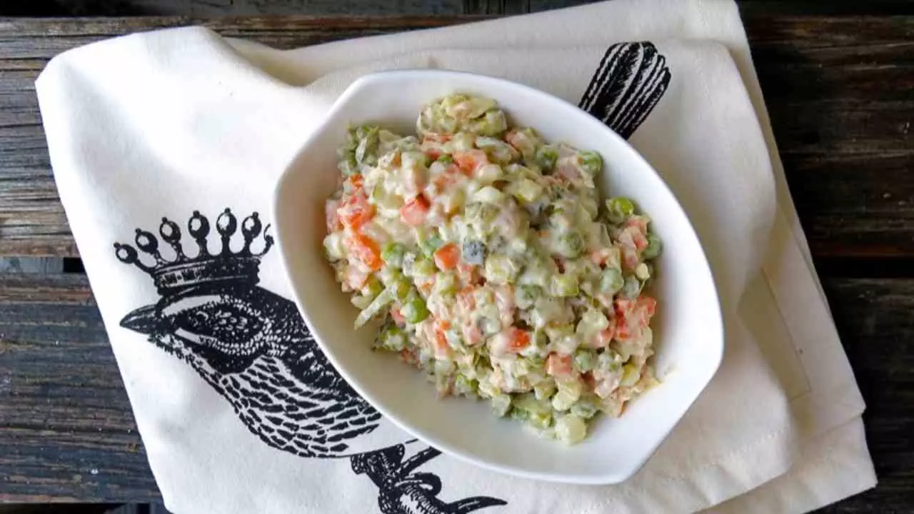 Pag-andam sa resipe sa Russian nga salad nga adunay tuna sauce