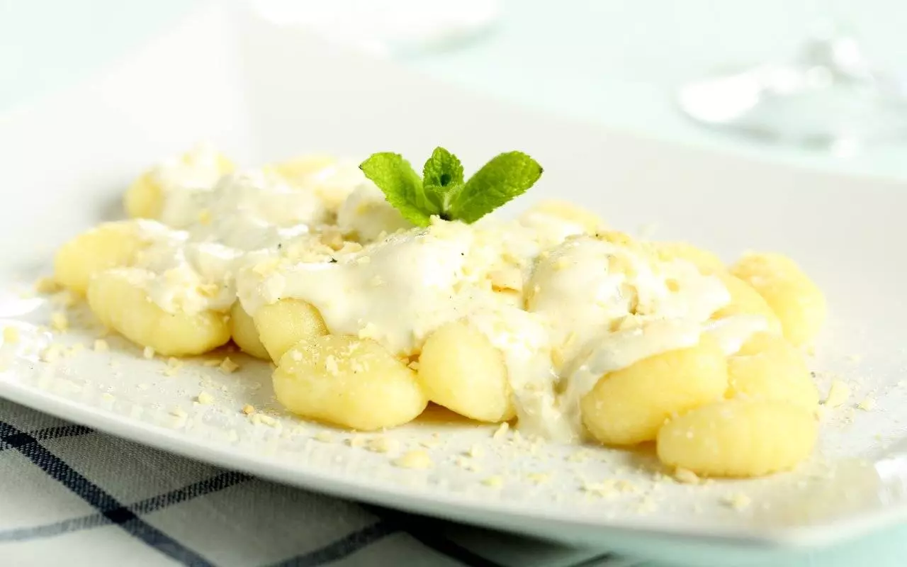 Gnocchi pẹlu stracchino ipara | Racy ati kikun-bodied akọkọ papa