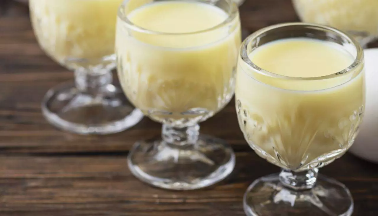 Homemade egg liqueur l Usa ka lamian nga ilimnon nga giluto sa bain-marie