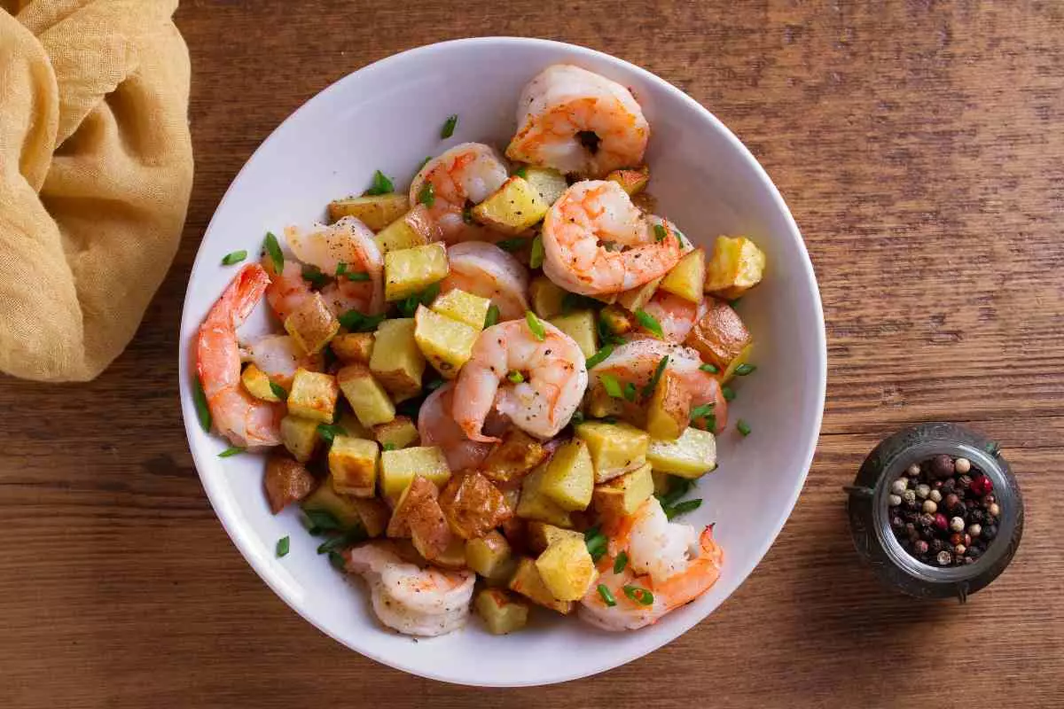 Ensalada rápida de patatas crujientes y gambas, absolutamente única