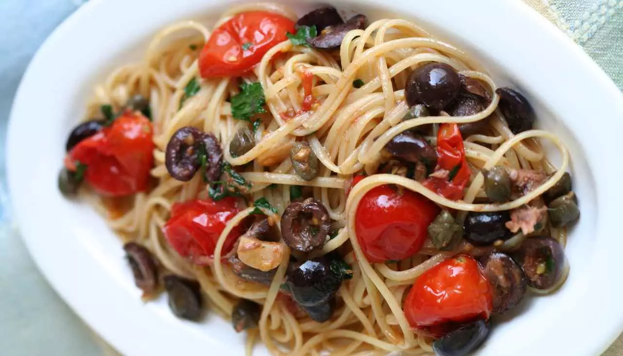 Linguine nga adunay cherry tomatoes ug anchovies | Lami nga putahe sama sa uban