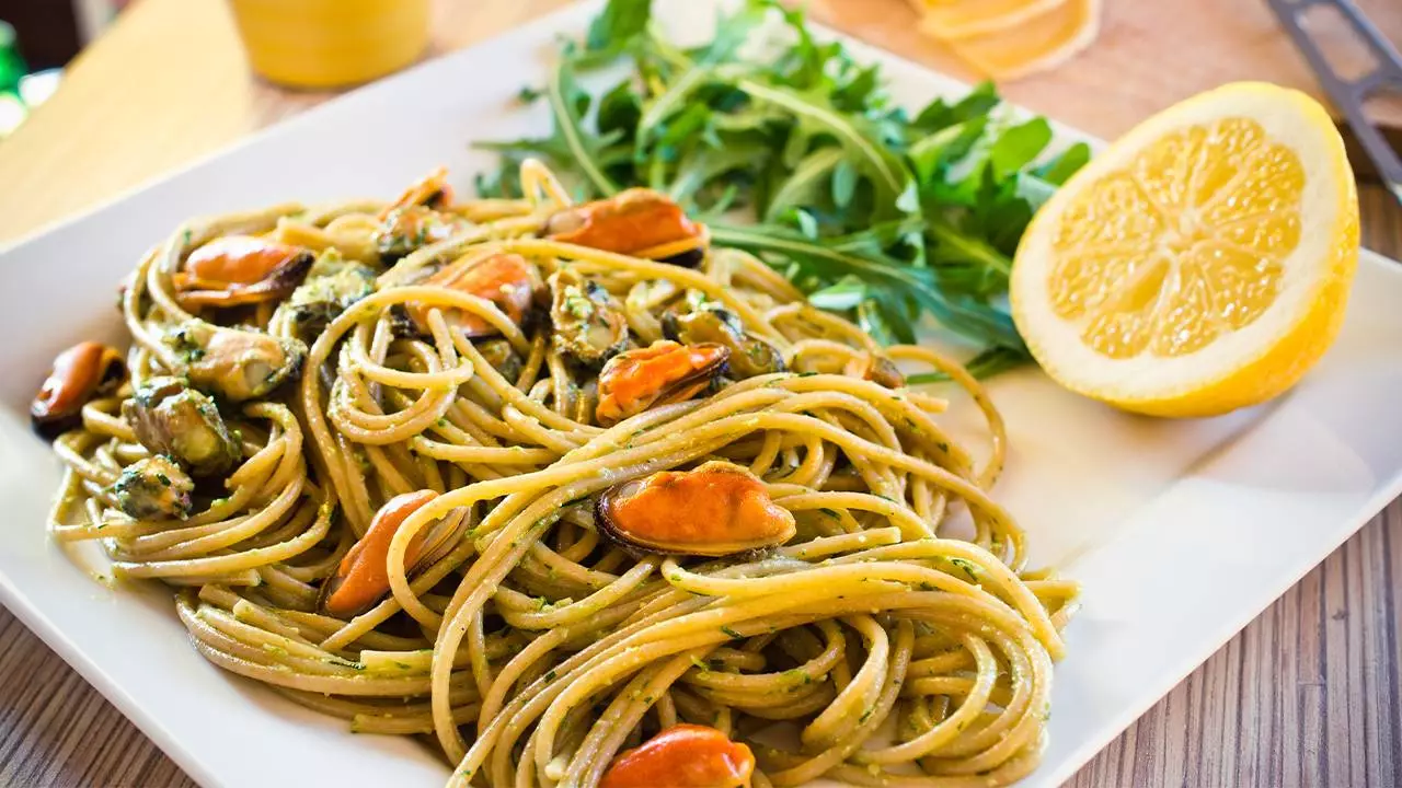Spaghetti med pesto med tilsetning av blåskjell