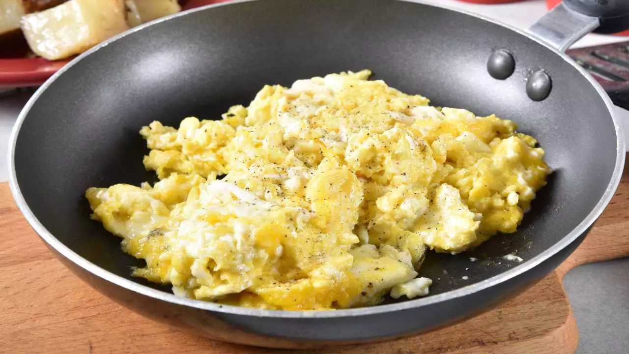 تخم مرغ همزده با پنیر
