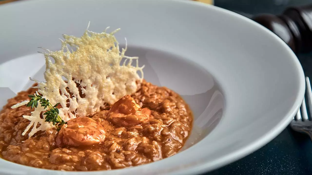 Florentinsk risotto, gleden av kjøtt og kylling på bordet