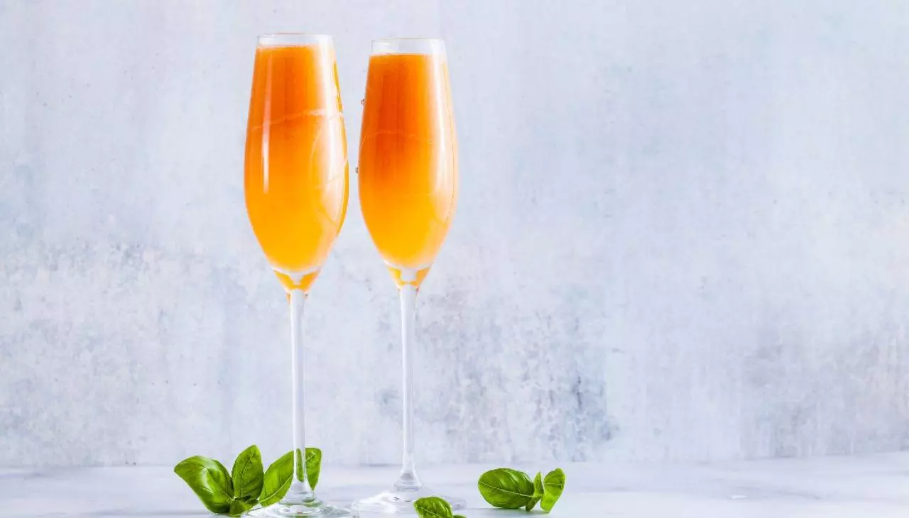 Coctel cartref Bellini l Rysáit gaeaf gydag eirin gwlanog mewn surop