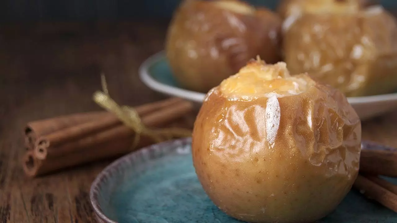 Bakte epler fylt med ost, den varme og deilige fylte desserten