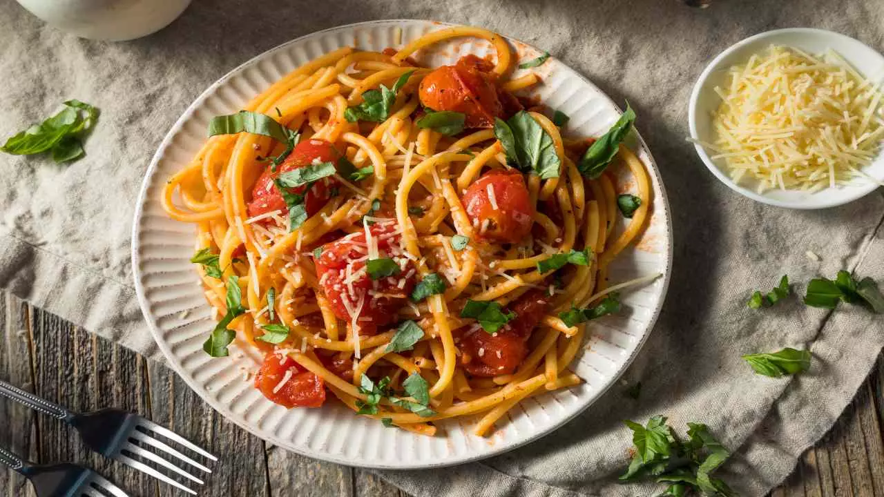 Bucatini à la tomate et au fromage | Parfumé et super rapide