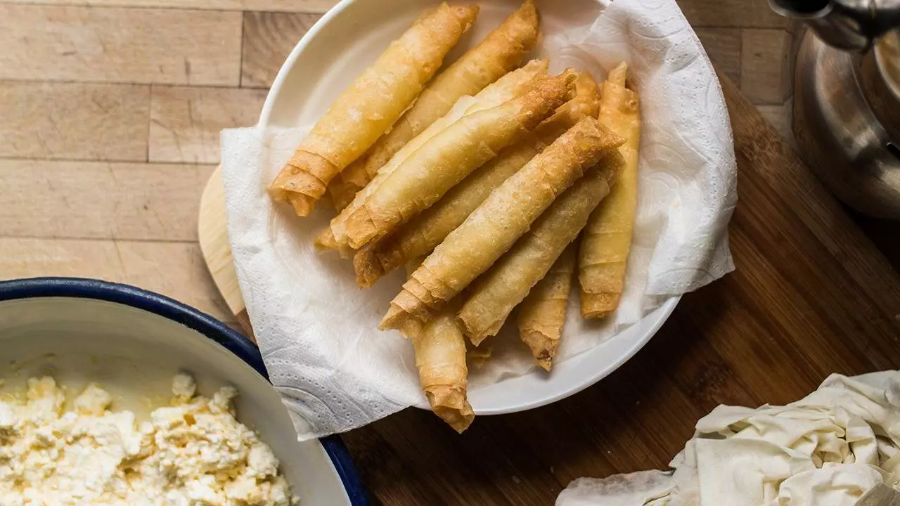 Sigara Borek, gulungan Turki dieusi feta Turki