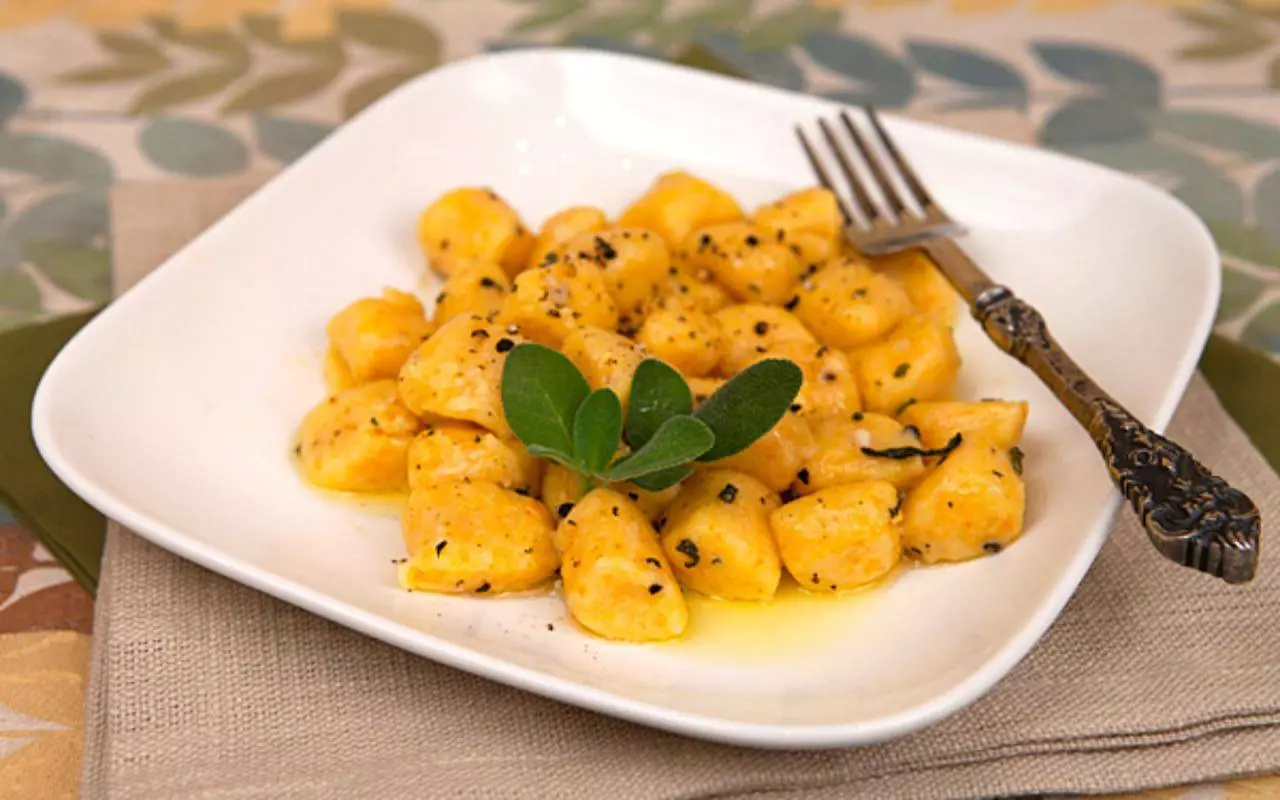 জাফরান এবং ricotta gnocchi | সহজ, সহজ এবং দ্রুত প্রস্তুত করা