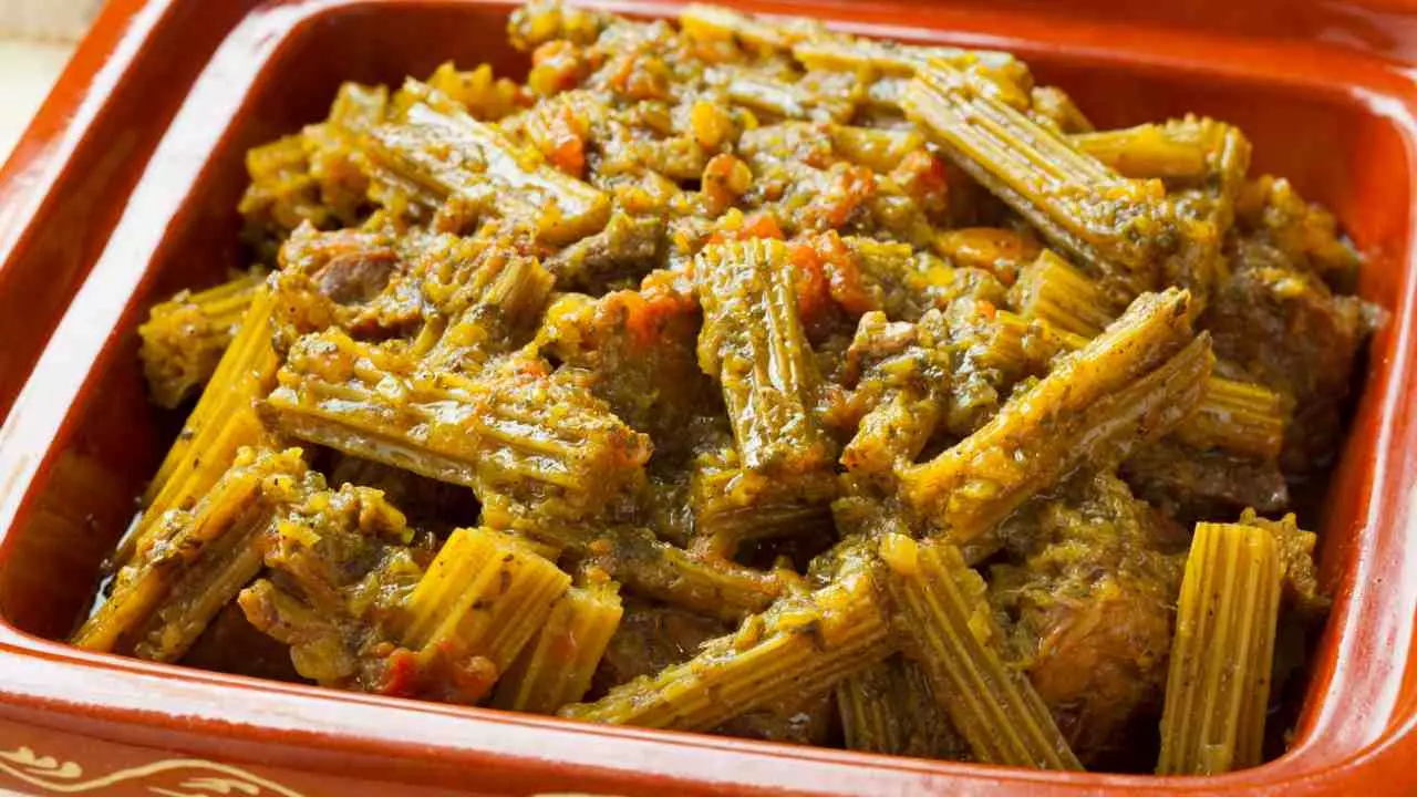 Stewed thistles bahan resep khas Castelbuonese