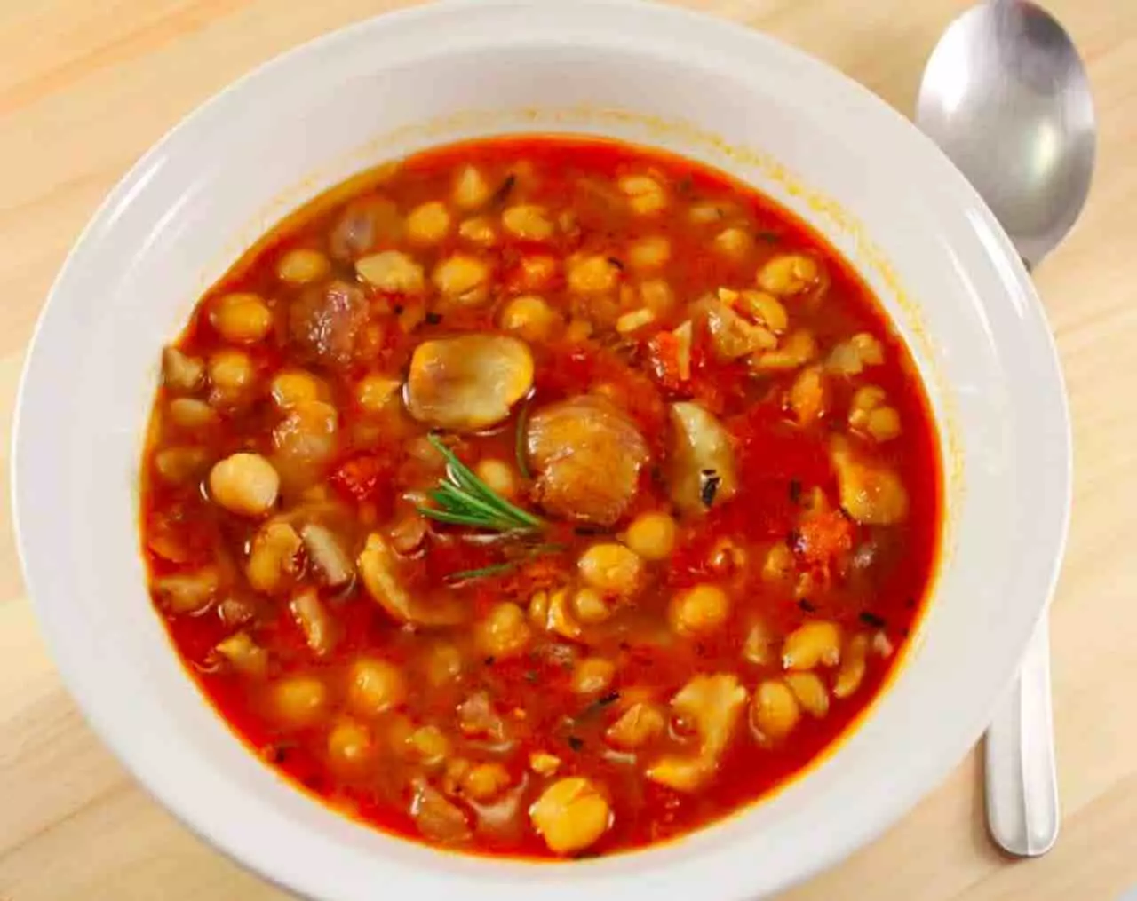 Chickpea lan Chestnut Soup, kanggo sore musim gugur sing adhem