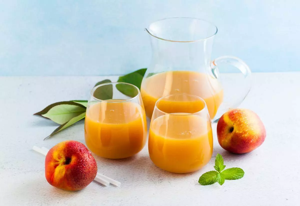 Suco de fruta de pêssego caseiro fresco e delicado