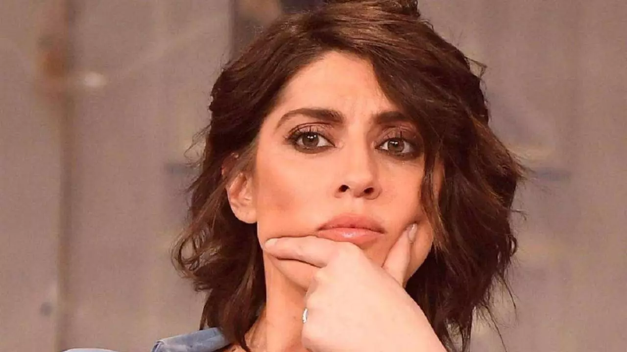 Elisa Isoardi | Aeth Raimondo Todaro gyda hi i'r clinig