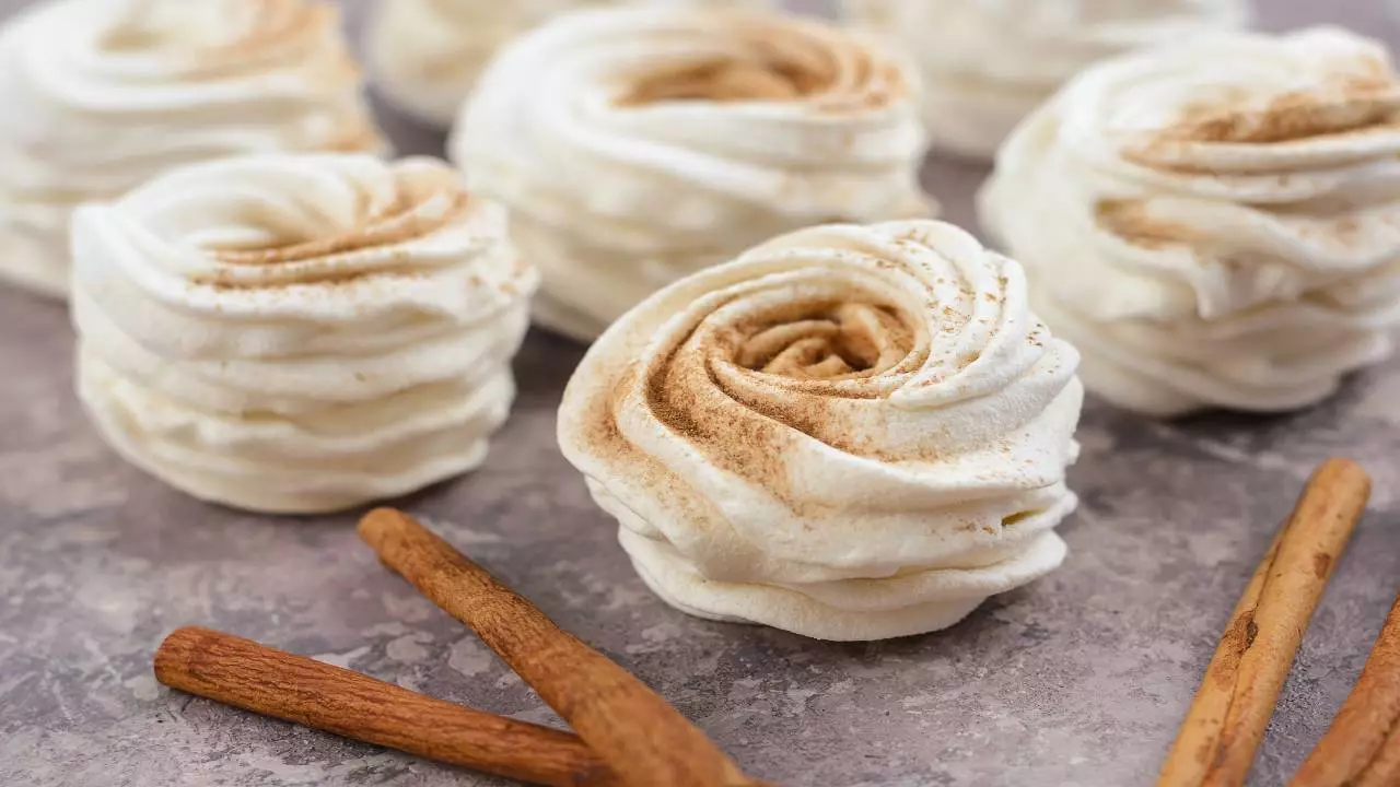 Hufen Menyn Meringue Cinnamon | Cyflym a hawdd