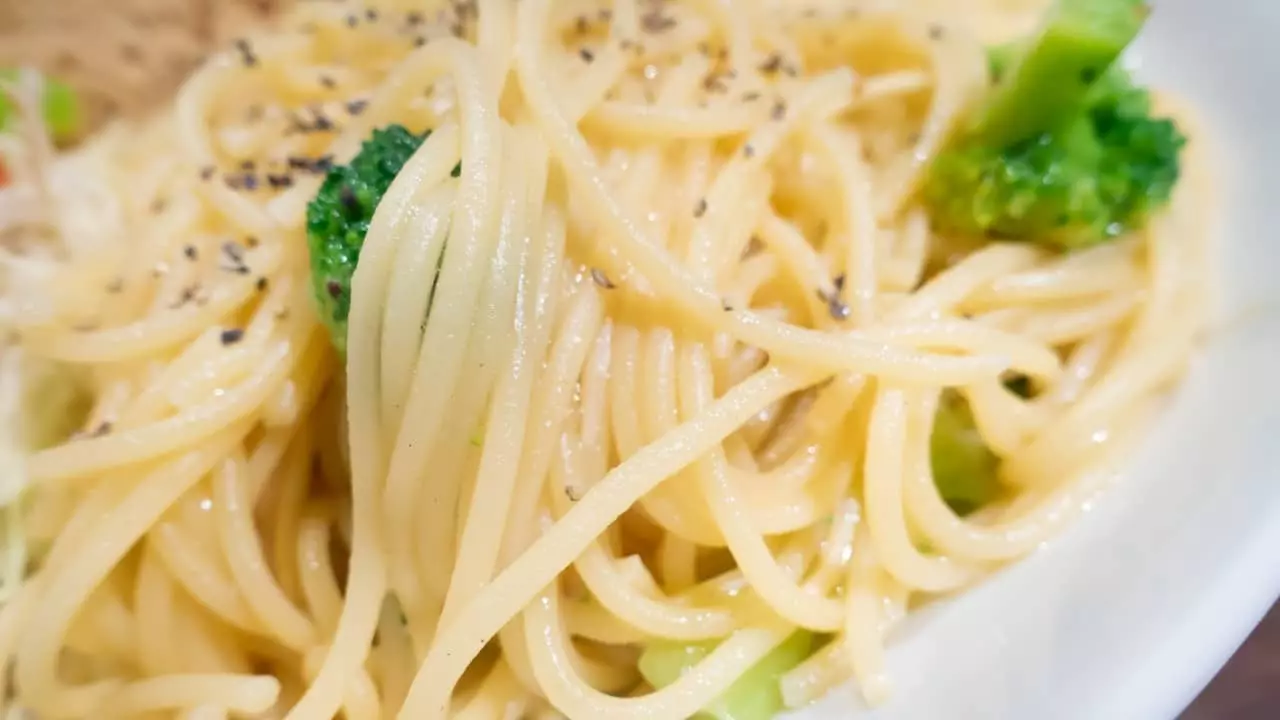 Spaghetti dengan krim brokoli dan badam panggang