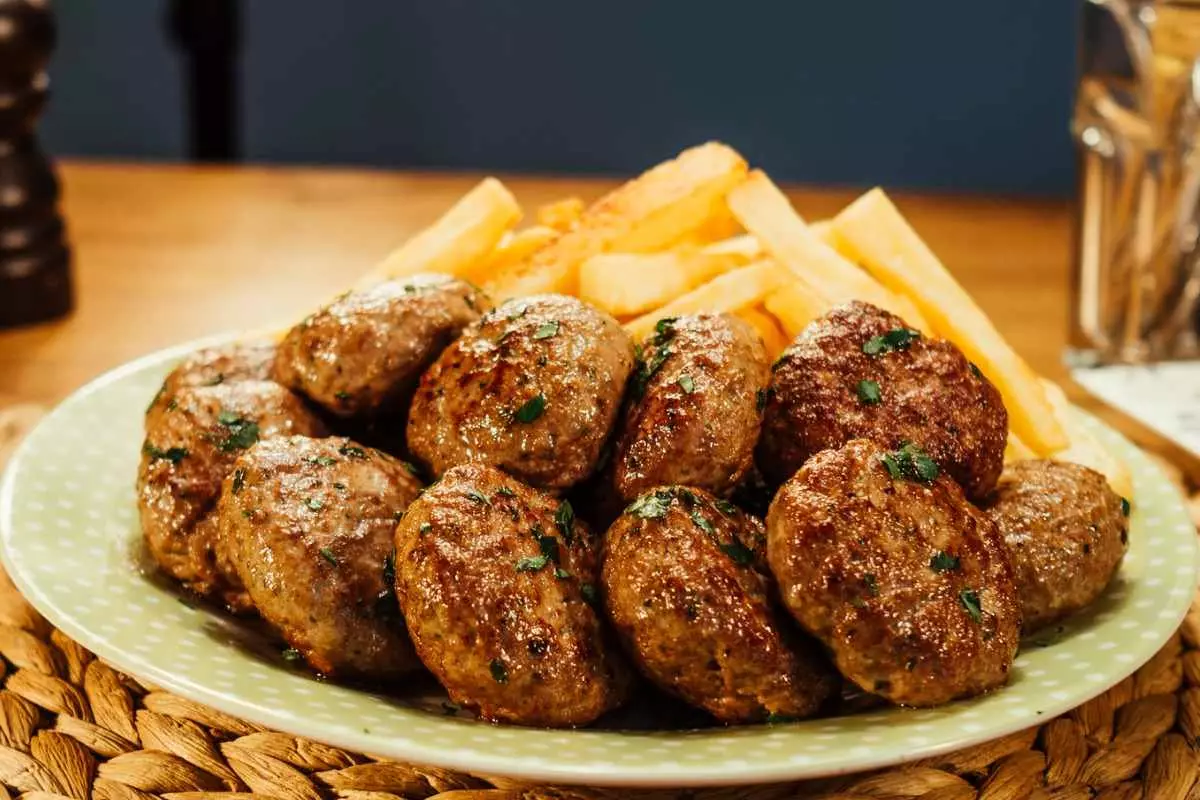 Buffalo mozzarellalı sosis topları, alışılmadık ve lezzetli bir yemek