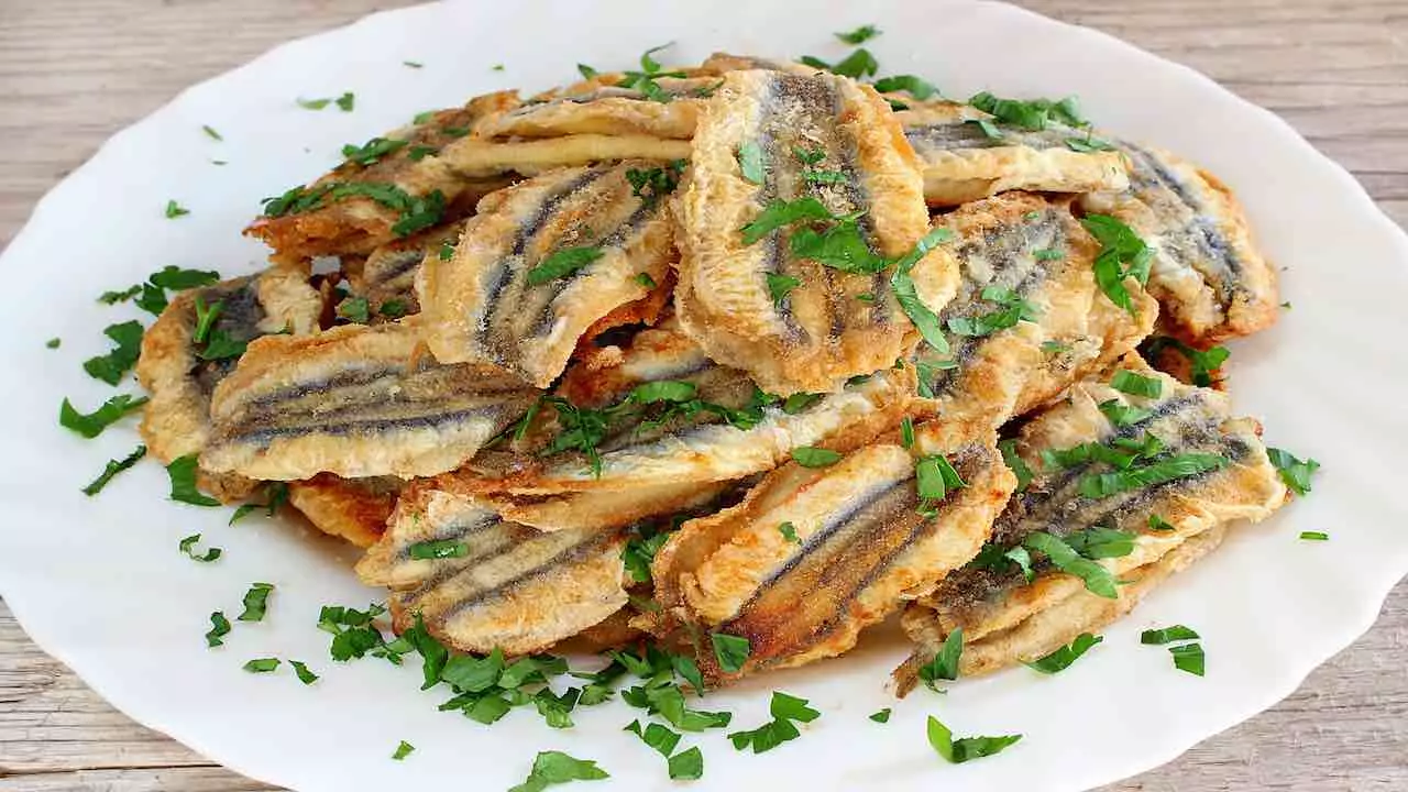 Akakangwa anchovies akaputirwa ne mozzarella uye courgettes, zvinoshamisa muupfu hweremoni