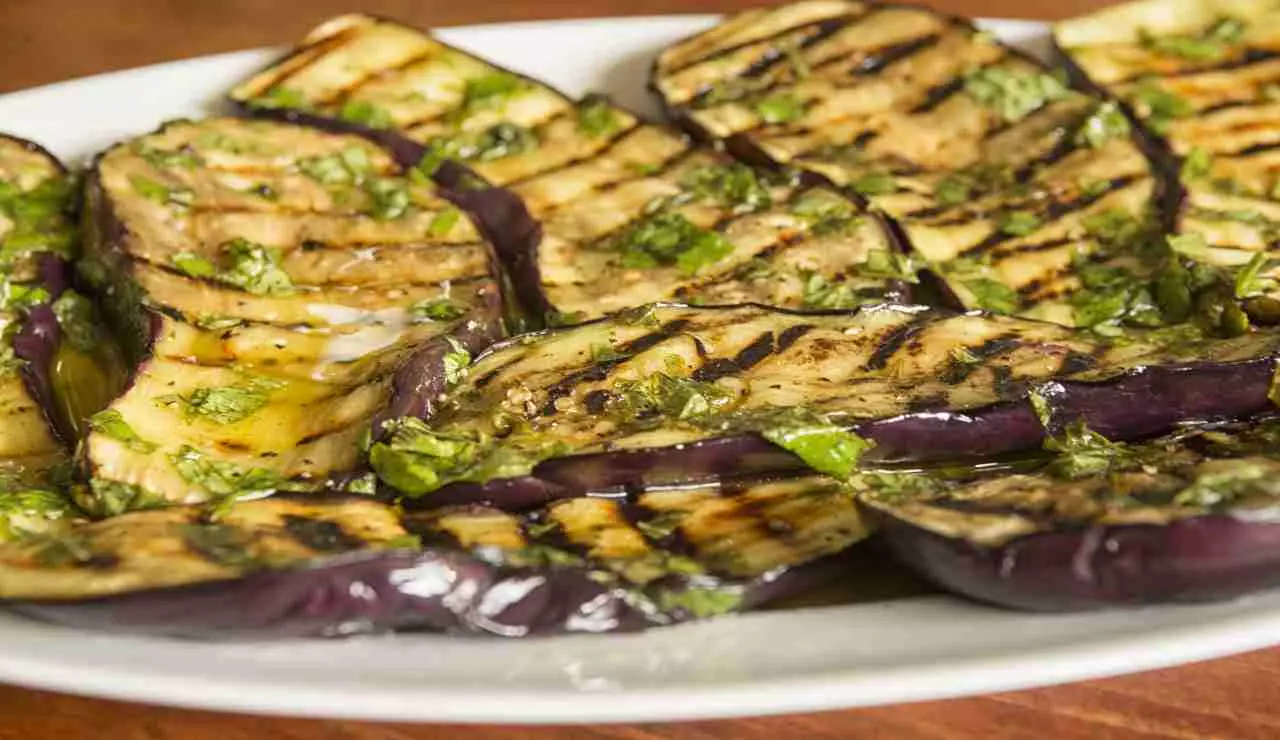 Adobong inihaw na aubergines | lasa at magaan na madaling ihanda.