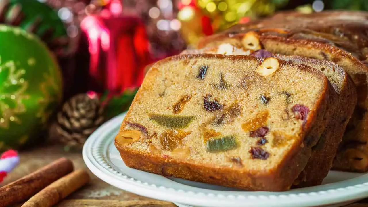 Şəkərli meyvə ilə plumcake | qarşısıalınmaz bir qoxu olan bir desert