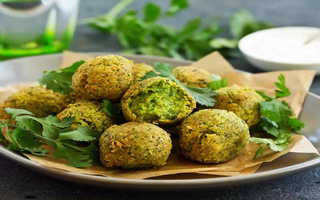 Gebackene Erbsenfalafel, nahöstliche Küche auf dem Tisch