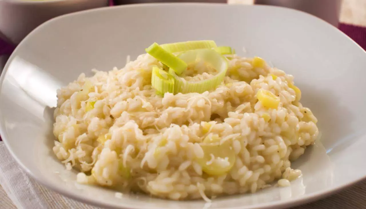 ئاق پىياز risotto l پىشلاق بىلەن ئاددىي ۋە ئىشتىھا