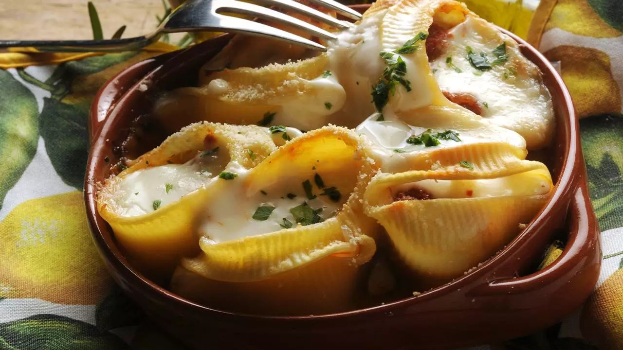 Conchiglioni rellenos de blanco, un primer plato horneado con bechamel