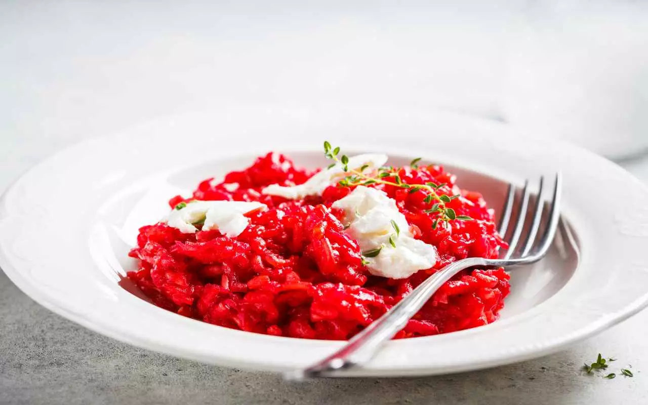 Beetroot da robiola risotto | Kwas ɗin farko mai tsami