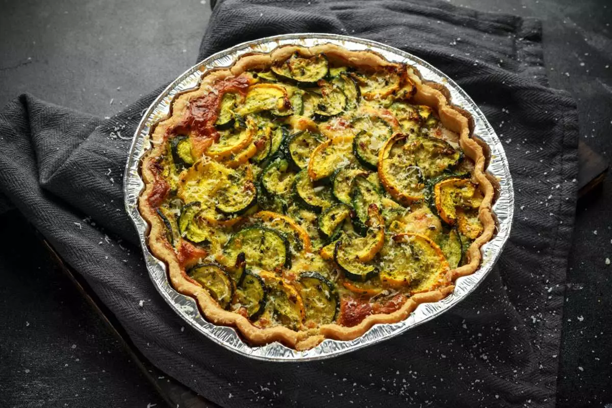 Umgekehrter Kuchen mit Zucchini, Kartoffeln und Thunfisch, leicht und lecker