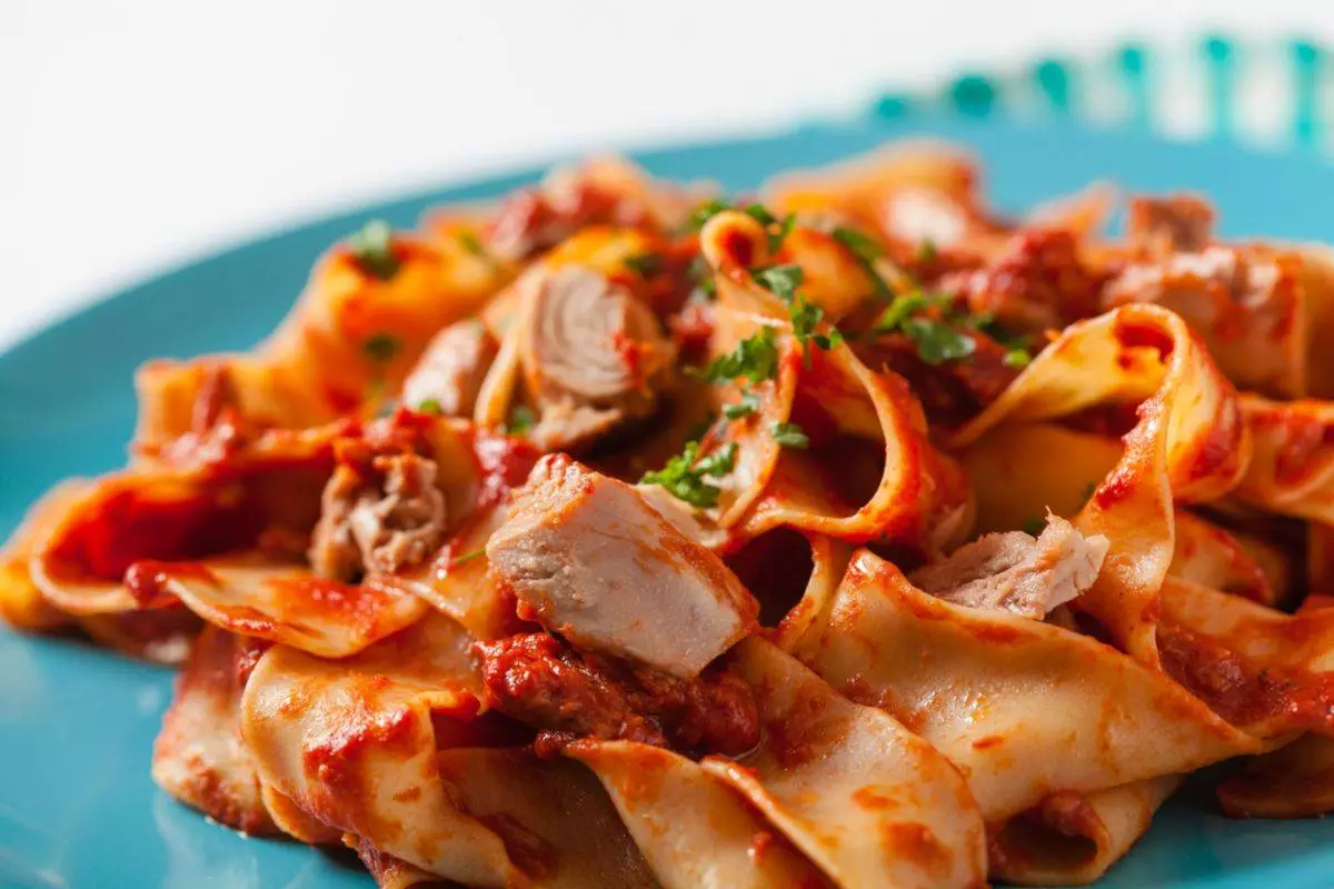 Chili pasta mei tonyn, ienfâldich en mei in sterke smaak