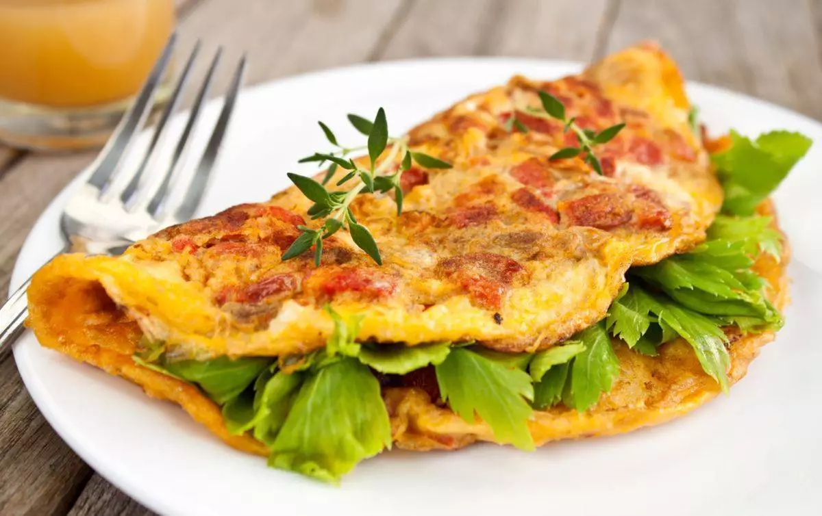 Omelete com tomate, uma receita vegetariana que todo mundo gosta!