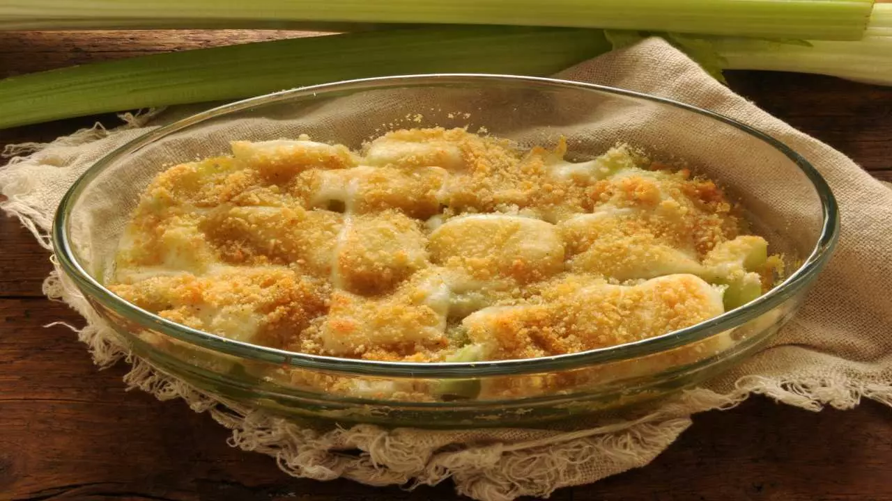 celery a ṅara n'ọkụ ma ọ bụ gratin | Ntụziaka nke nwere ike ịkwadebe na nkeji