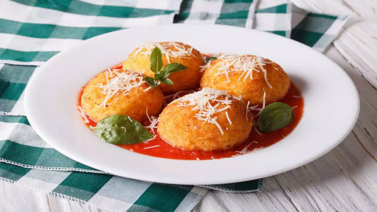 Arancini pildīti ar provolonu un cukini, lai pasniegtu ar tomātu