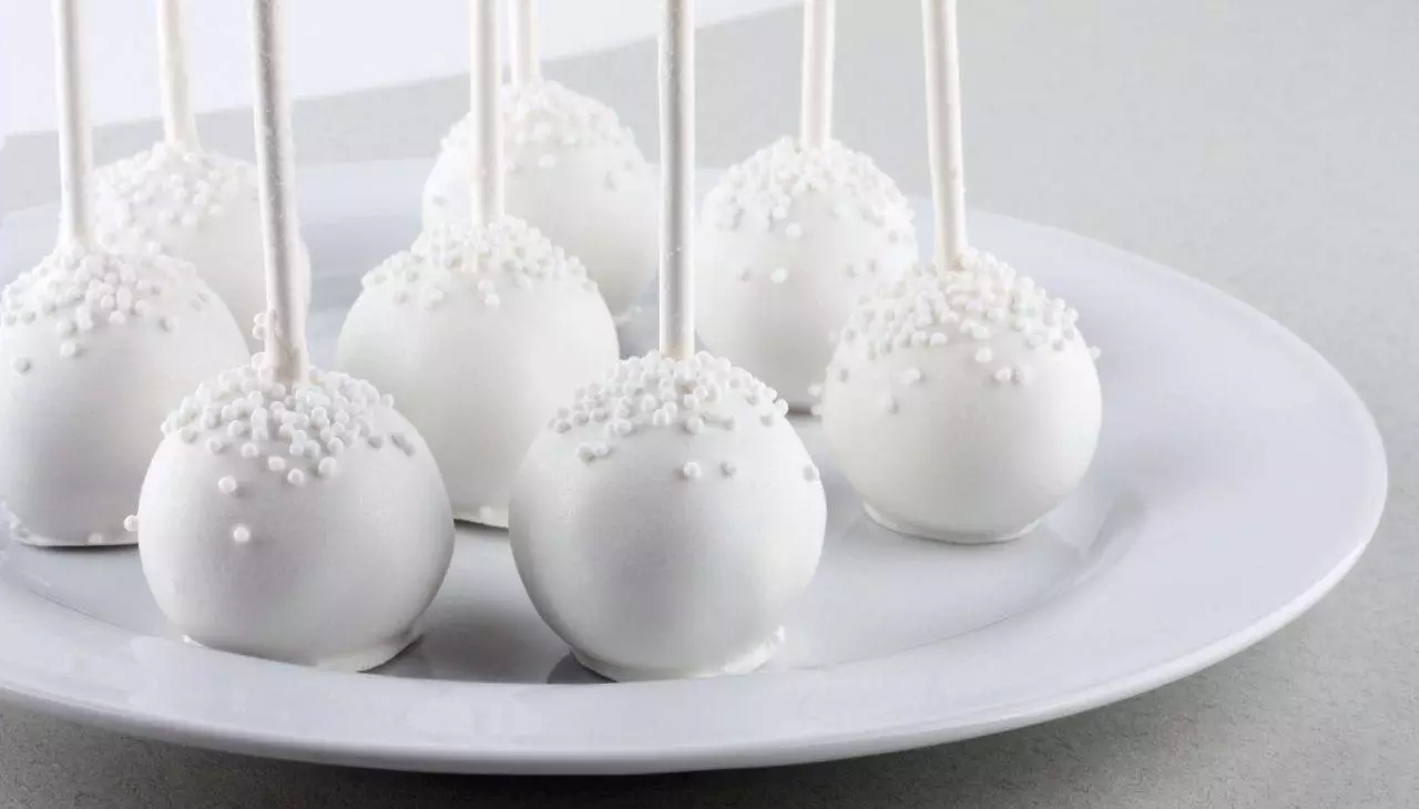 Lemon Cake Pops l Genbrugsopskrift på lækre falske sne slikkepinde