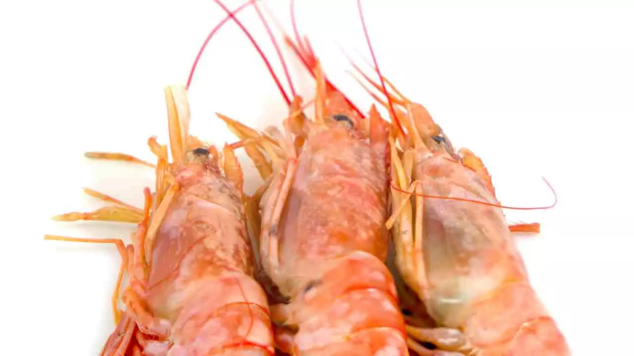 Crevettes dans une casserole, ingrédients de préparation de recette 7836_2