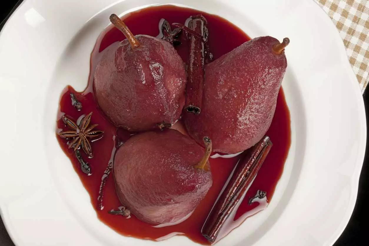 दालचिनी आणि लवंगा सह लाल वाइन मध्ये pears