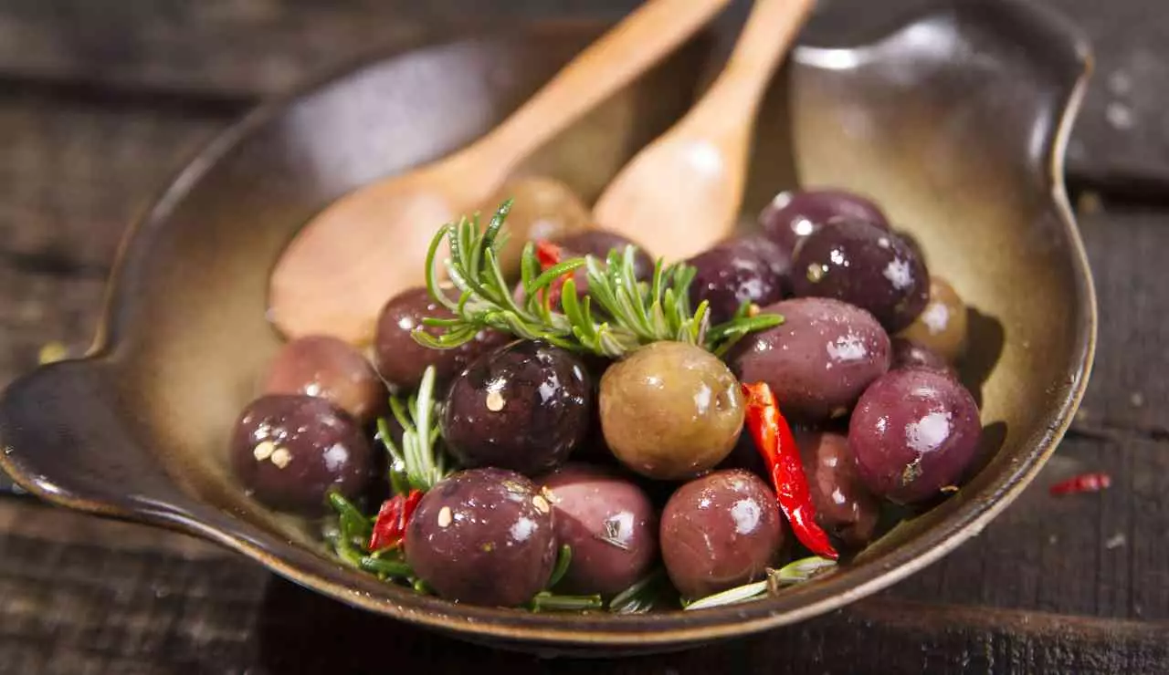 Chutné nakládané olivy | Snadný recept po babičce