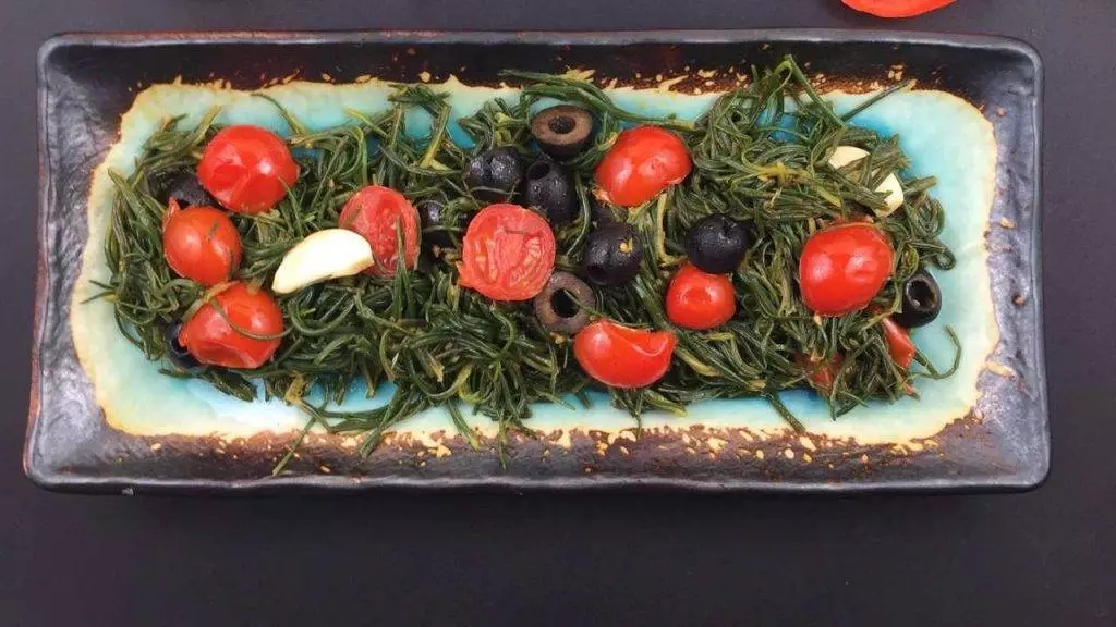 agretti mit sonnengetrockneten tomaten und oliven - ricettasprint