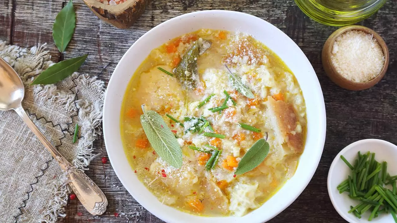 Sopa de pan de Umbría, a receita tan sinxela como o pancotto dos avós