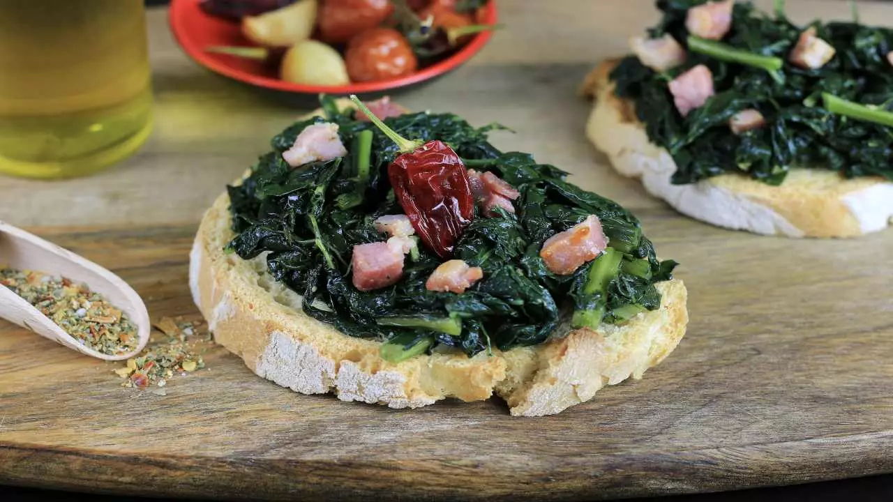 Bruschetta cu varza neagra si bacon | Un aperitiv delicios