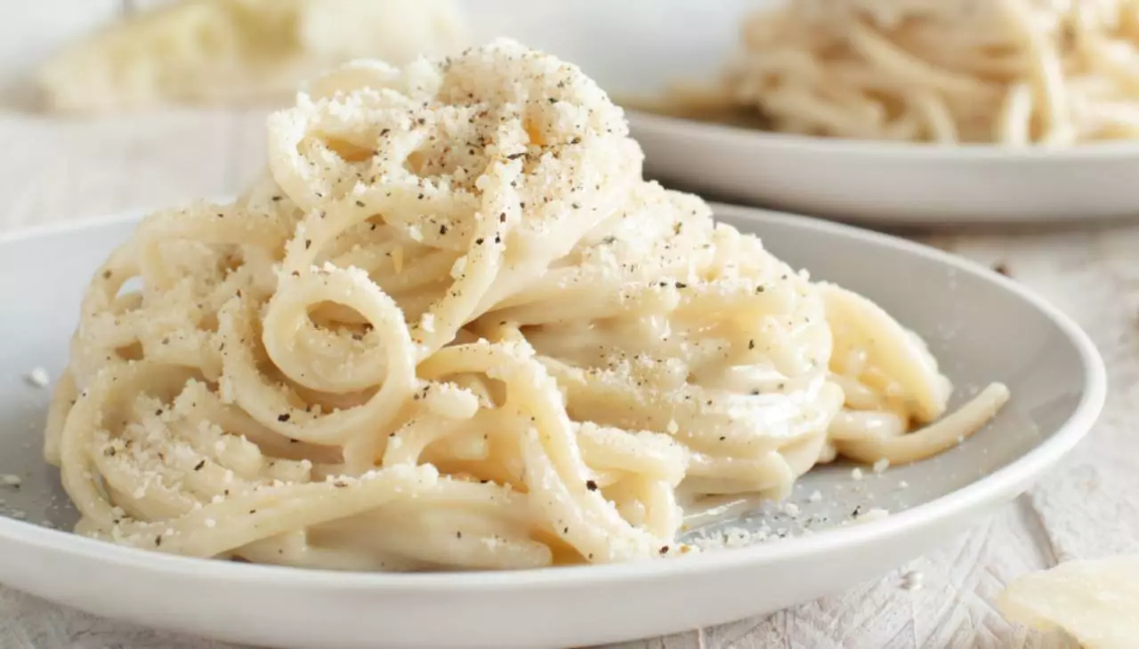 Spaghetti mat Parmesan a Peffercreme | Appetitlech, waarm a séier