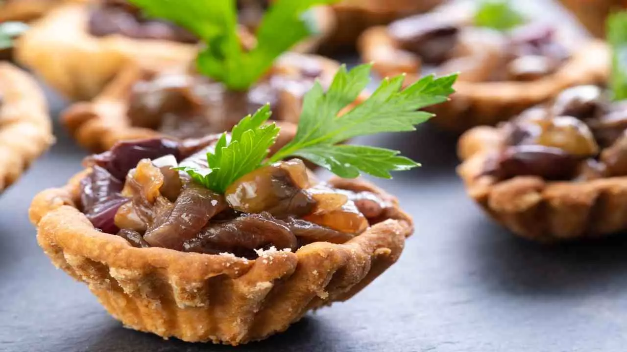 Tartlets mat Anchovien a roude Zwiebel | eng lecker an einfach Fanger Iessen