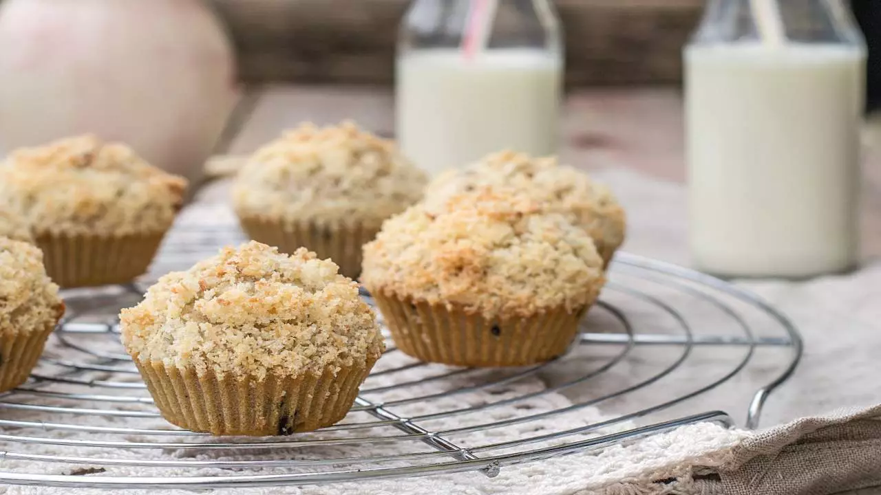 Qumbaha iyo shukulaatada muffins | Jilicsan oo martiqaad ah, mid ayaa u horseedaya mid kale