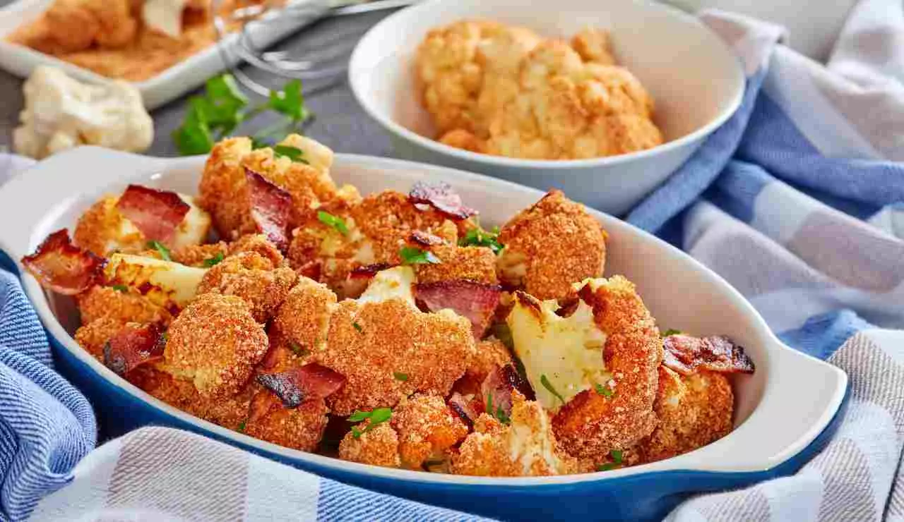 Baked cauliflower and crispy bacon | Inviting side dish